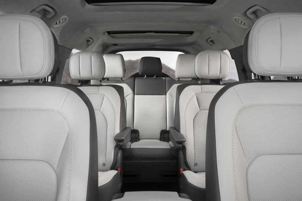 2025 Land Rover and Range Rover: A Complete Space and Comfort Guide ...