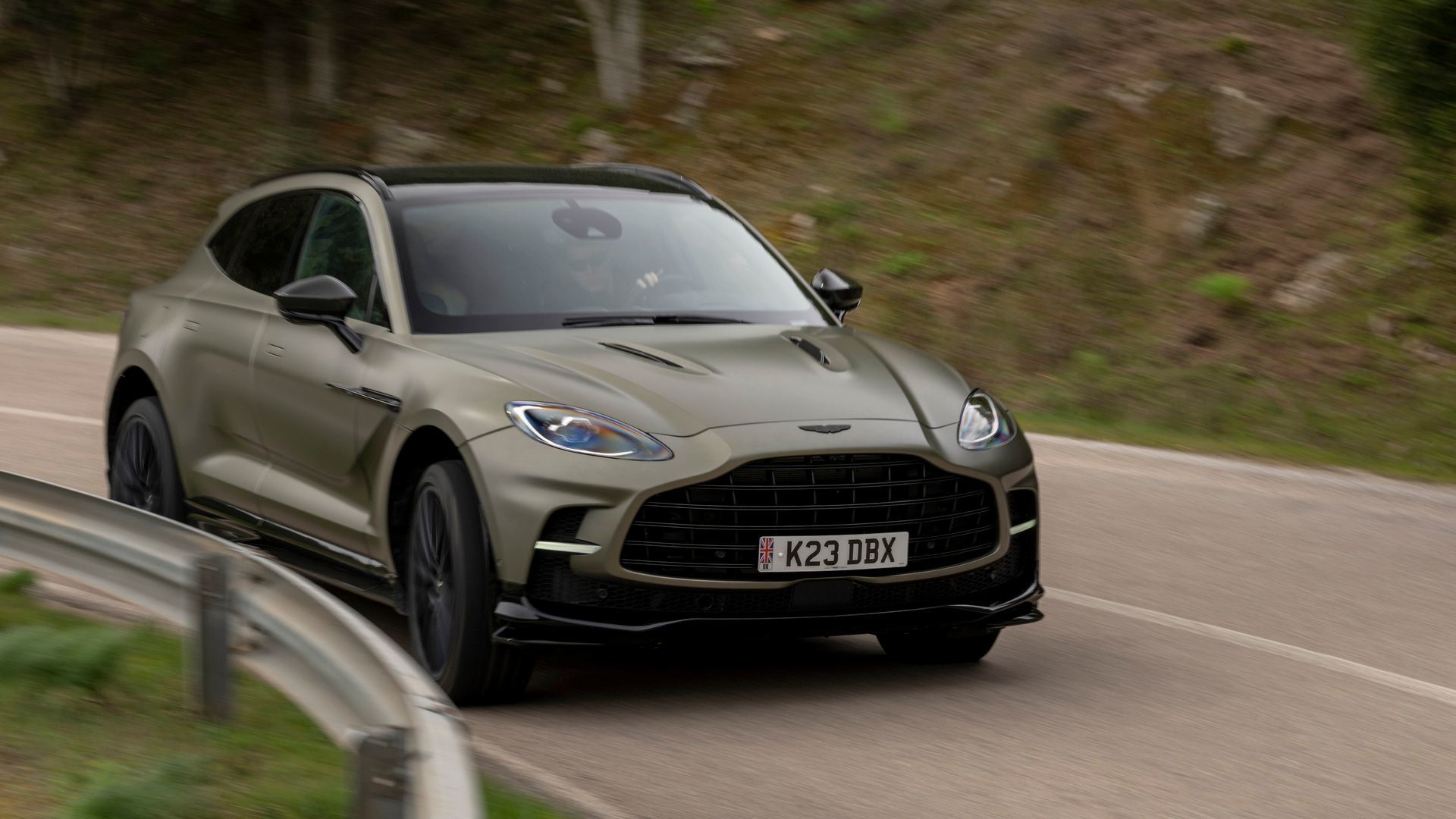 Derrière le volant de l’Aston Martin DBX 2025 : mariage parfait entre ...