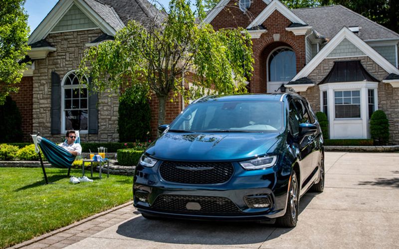 Triple Seven Chrysler | 2023 Chrysler Pacifica Hybrid in Regina