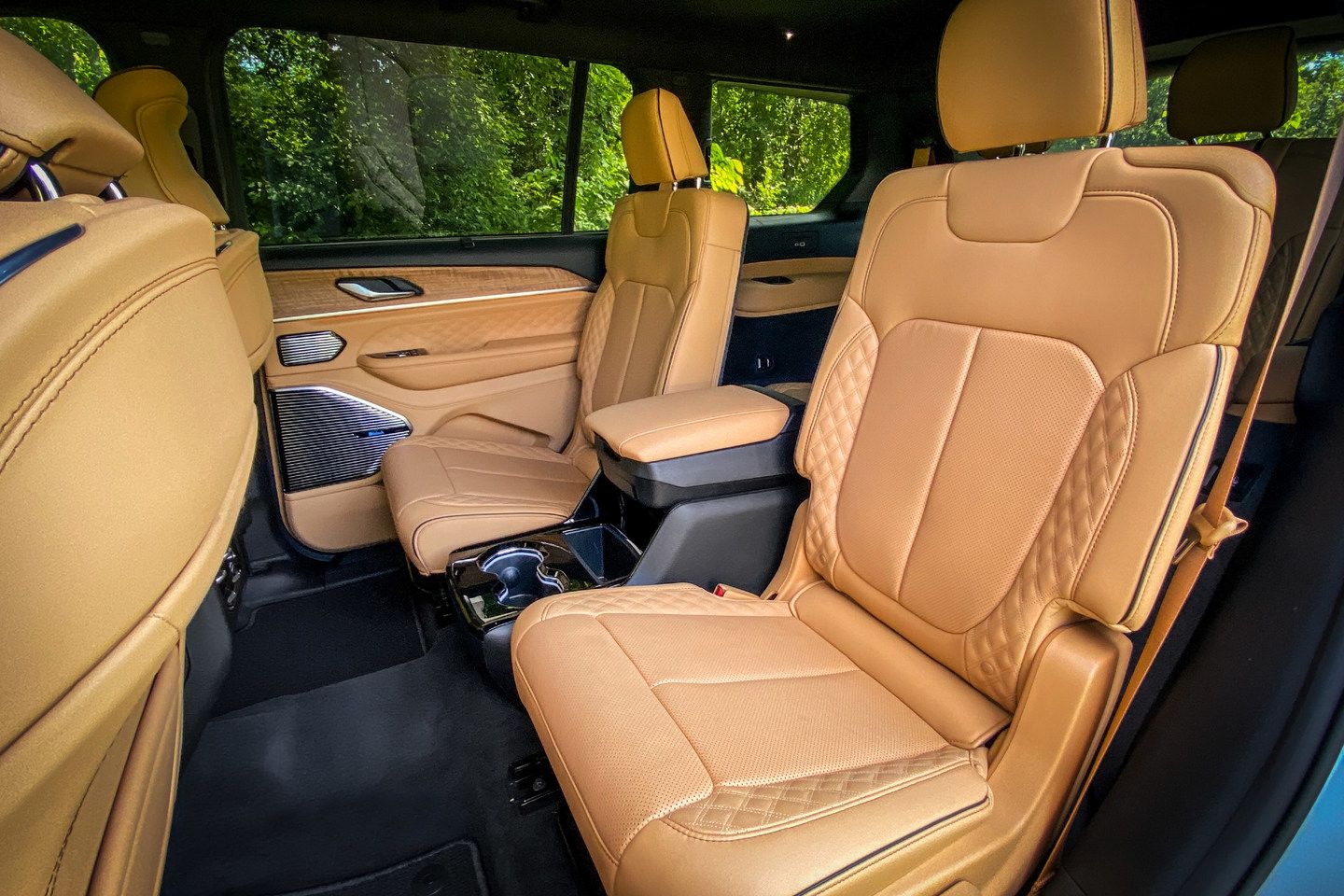 Comparing the interior space of the 2025 Dodge Durango and Jeep Grand ...