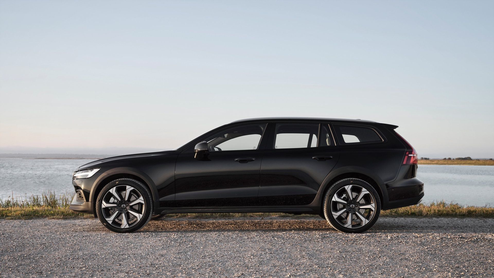The Volvo V60 Cross Country: Station Wagon Versatility Meets SUV ...