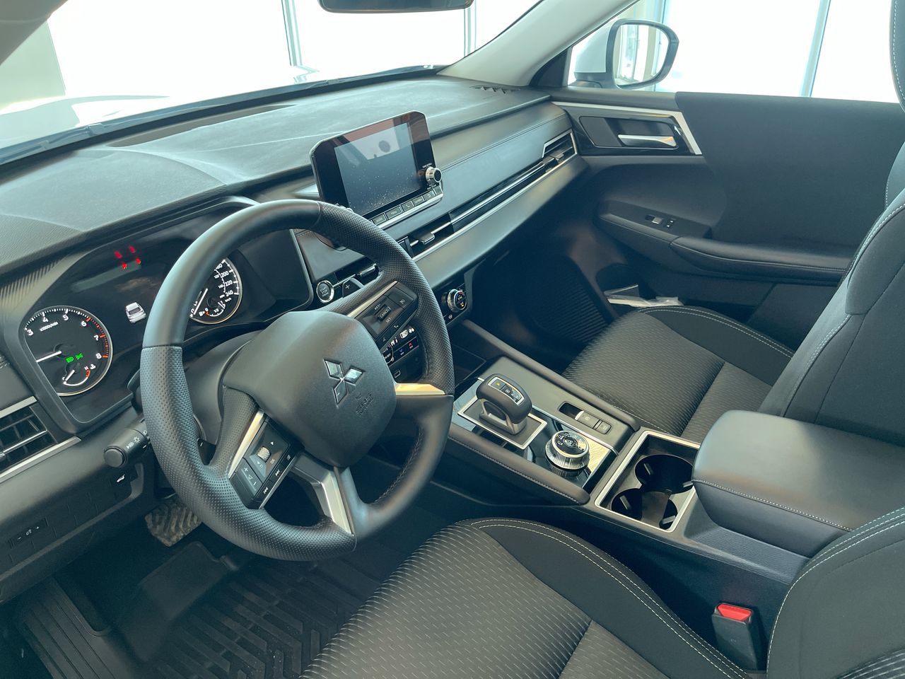 Regina Nissan | 2024 Mitsubishi Outlander SE S-AWC, Heated Seats, Sunroof;