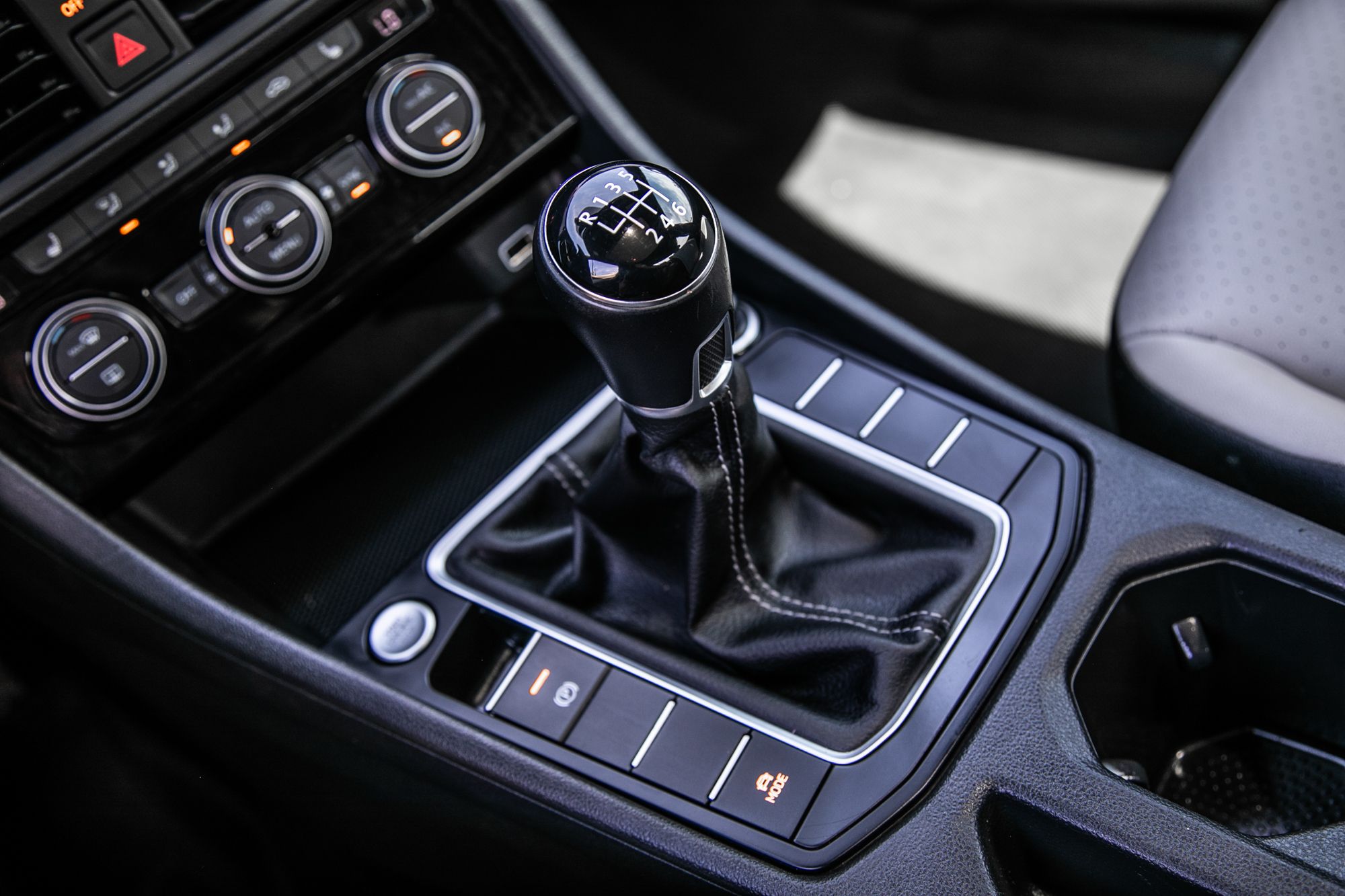 St-Bruno Volkswagen | Volkswagen Jetta Highline R-Line | Toit ouvrant ...