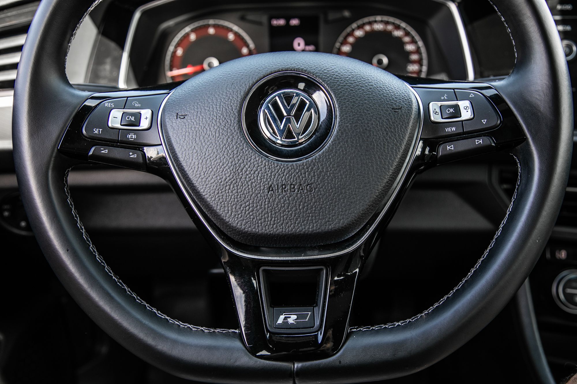 St-Bruno Volkswagen | Volkswagen Jetta Highline R-Line | Toit ouvrant ...