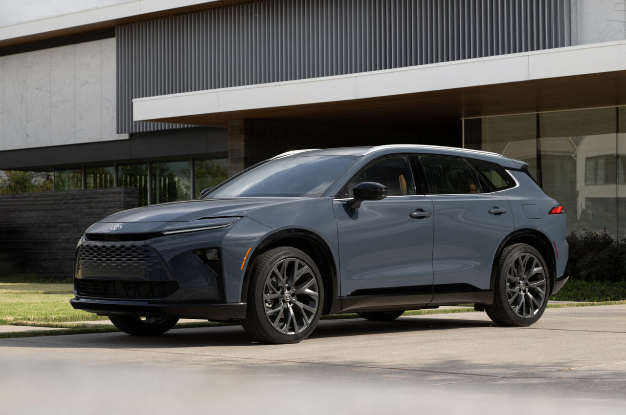 Choisir entre les Toyota Crown Signia et Grand Highlander 2025