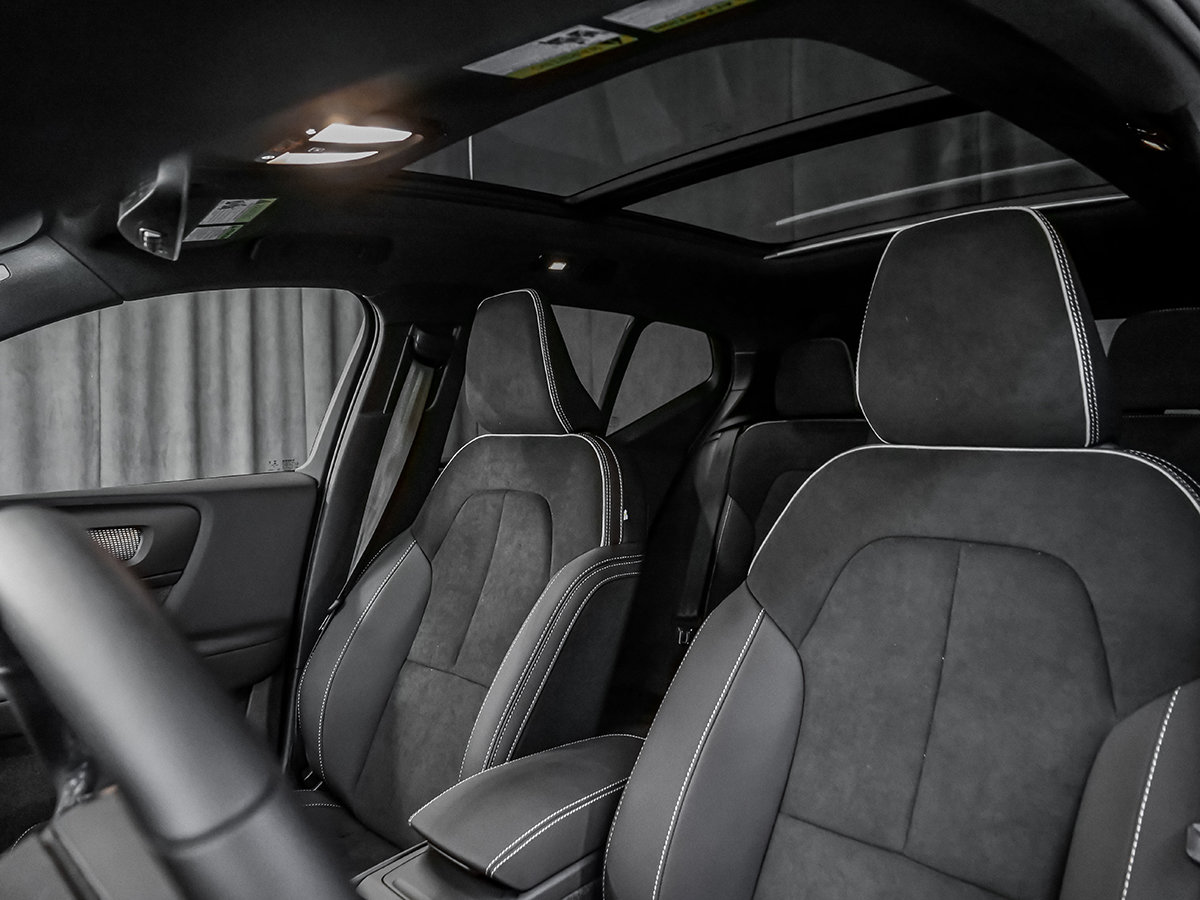 2023 Volvo XC40 Plus Dark - Black Solid Stone