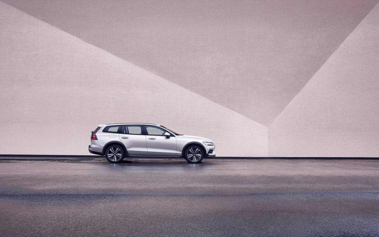 2021 Volvo V60 Cross Country vs. 2021 Audi A4 allroad: The Cross ...