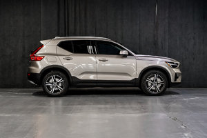 2023 Volvo XC40 Core Bright Dusk Metallic - Pictures