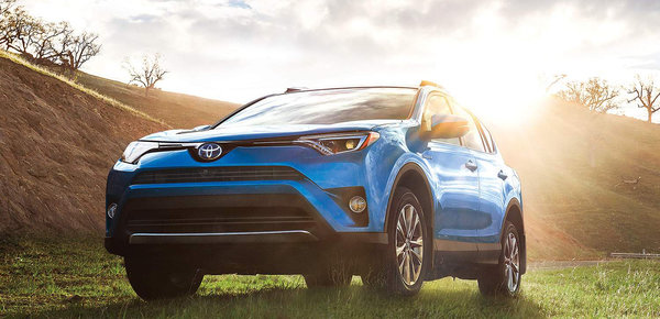 Le Toyota RAV4 hybride 2017 remporte le titre du Véhicule utilitaire ...