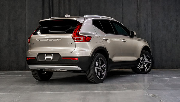2023 Volvo XC40 Core Bright Dusk Metallic - Pictures
