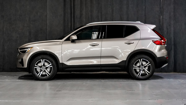 2023 Volvo XC40 Core Bright Dusk Metallic - Pictures
