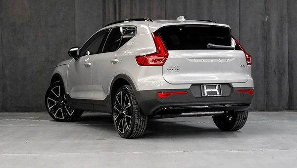 2023 Volvo XC40 Ultimate Dark Silver Dawn Metallic - Pictures