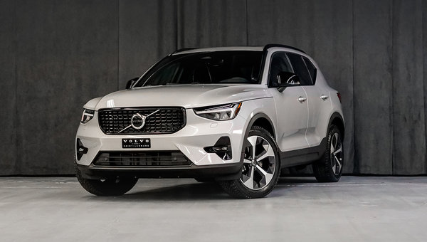 2023 Volvo XC40 Plus Dark Theme Silver Dawn Metallic - Pictures