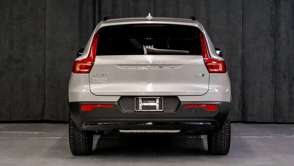 2023 Volvo XC40 Plus Dark Theme Silver Dawn Metallic - Pictures