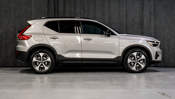 2023 Volvo XC40 Plus Dark Theme Silver Dawn Metallic - Pictures