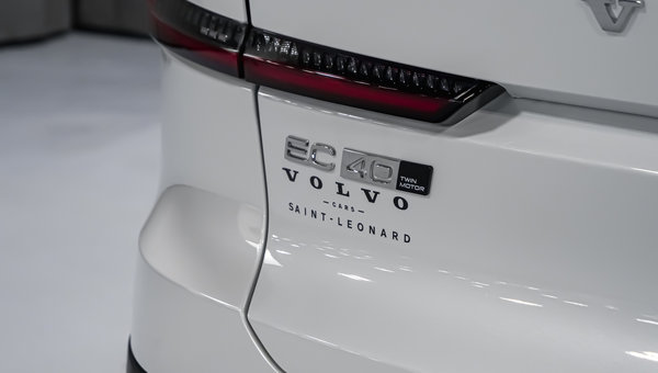 2025 Volvo EC40 CRYSTAL WHITE METALLIC - Pictures