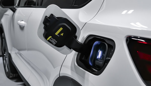 2025 Volvo EC40 CRYSTAL WHITE METALLIC - Pictures