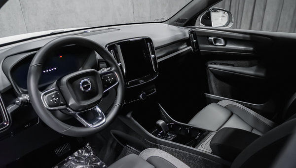 2025 Volvo EC40 CRYSTAL WHITE METALLIC - Pictures