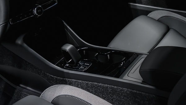 2025 Volvo EC40 CRYSTAL WHITE METALLIC - Pictures