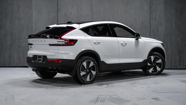 2025 Volvo EC40 CRYSTAL WHITE METALLIC - Pictures