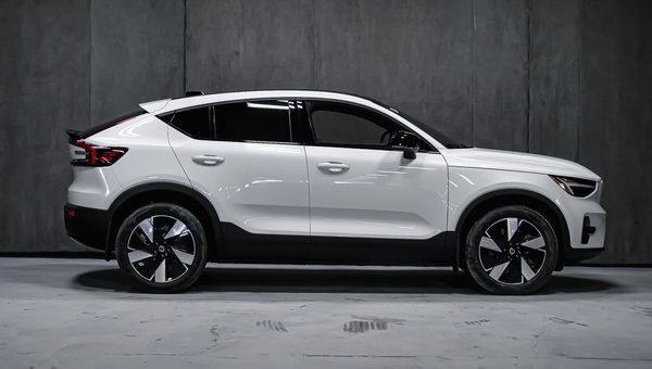 2025 Volvo EC40 CRYSTAL WHITE METALLIC - Pictures