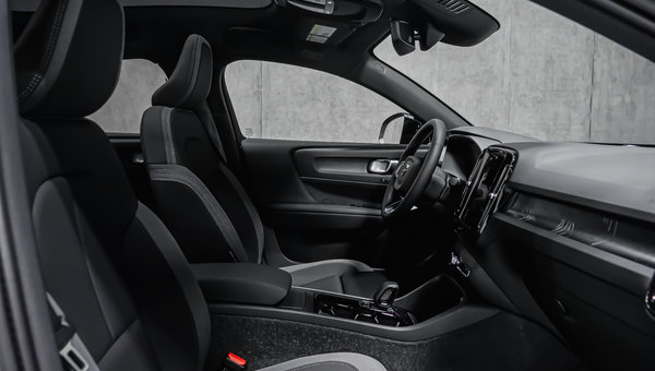 2025 Volvo EC40 CRYSTAL WHITE METALLIC - Pictures