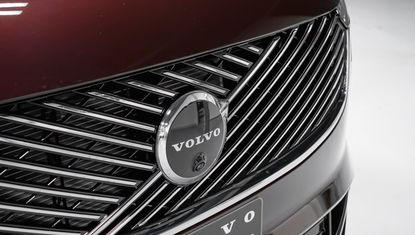 The new Volvo XC90 2025.5 MULBERRY RED METALLIC - Pictures